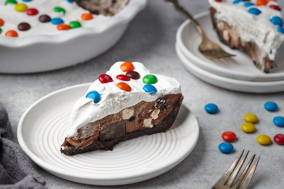 Chocolate Pudding Candy Pie | Cookies and Cups
