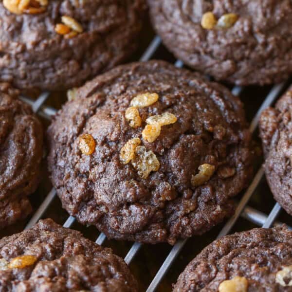 Chocolate Cookies Inspired by Nestle's Crunch Bar! | Cookies & Cups