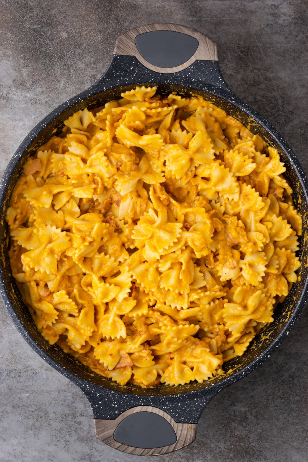 Creamy Pumpkin and Bacon Pasta | Cookies and Cups