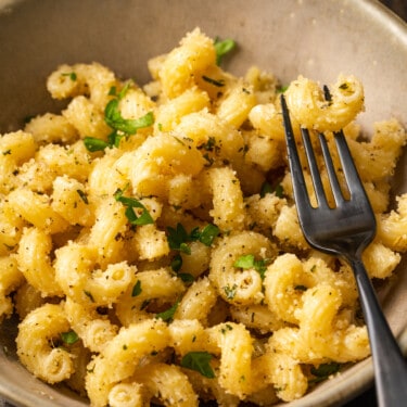 Garlic Bread Pasta | Cookies and Cups
