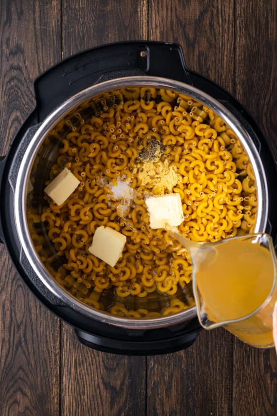 Instant Pot Mac and Cheese | Cookies & Cups
