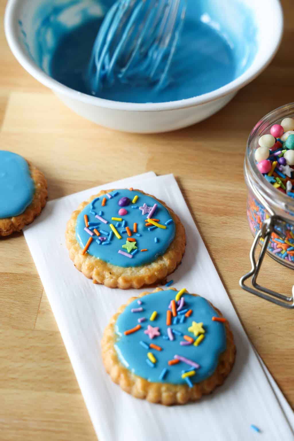 Easy Sugar Cookie Icing Recipe | Cookies and Cups